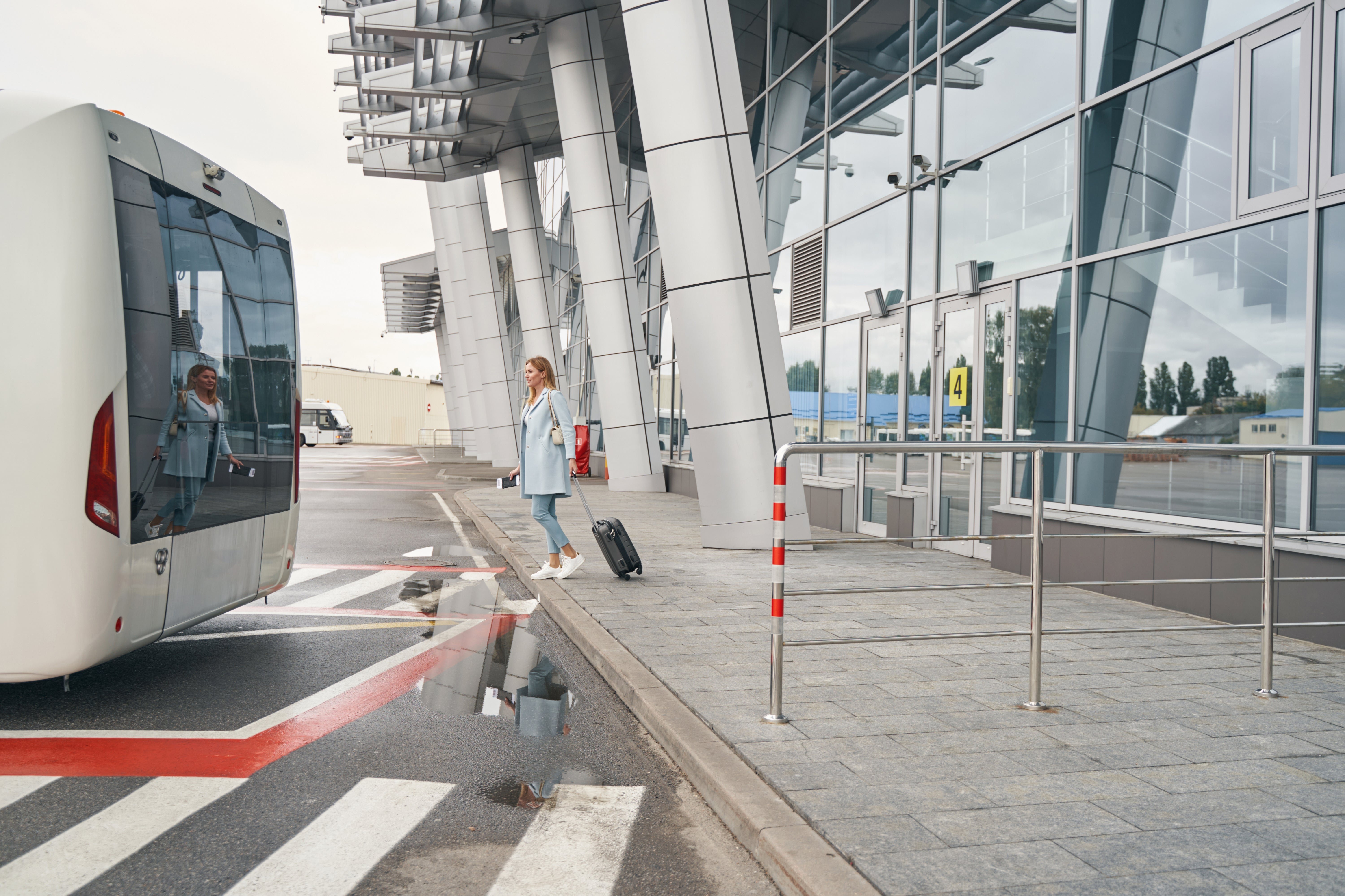 LaGuardia (LGA) Car Rental Guide 2025 | Hola Car Rentals